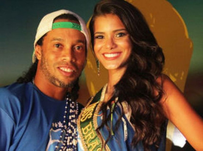 Kaká scoort bij ex-vriendin Ronaldinho | Offside | AD.nl