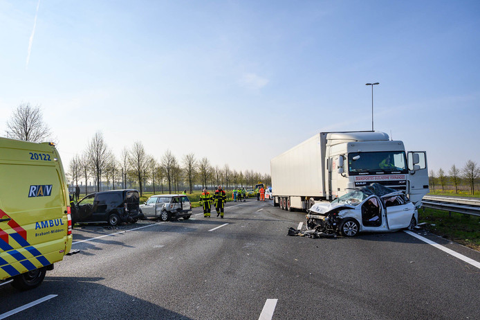 A16 richting Rotterdam weer vrij na ernstig ongeluk met vijf auto's en vrachtwagen | Moerdijk ...