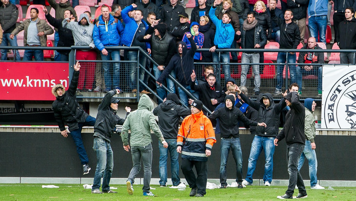 NEC-supporters proberen stadion binnen te dringen | Nederlands voetbal ...