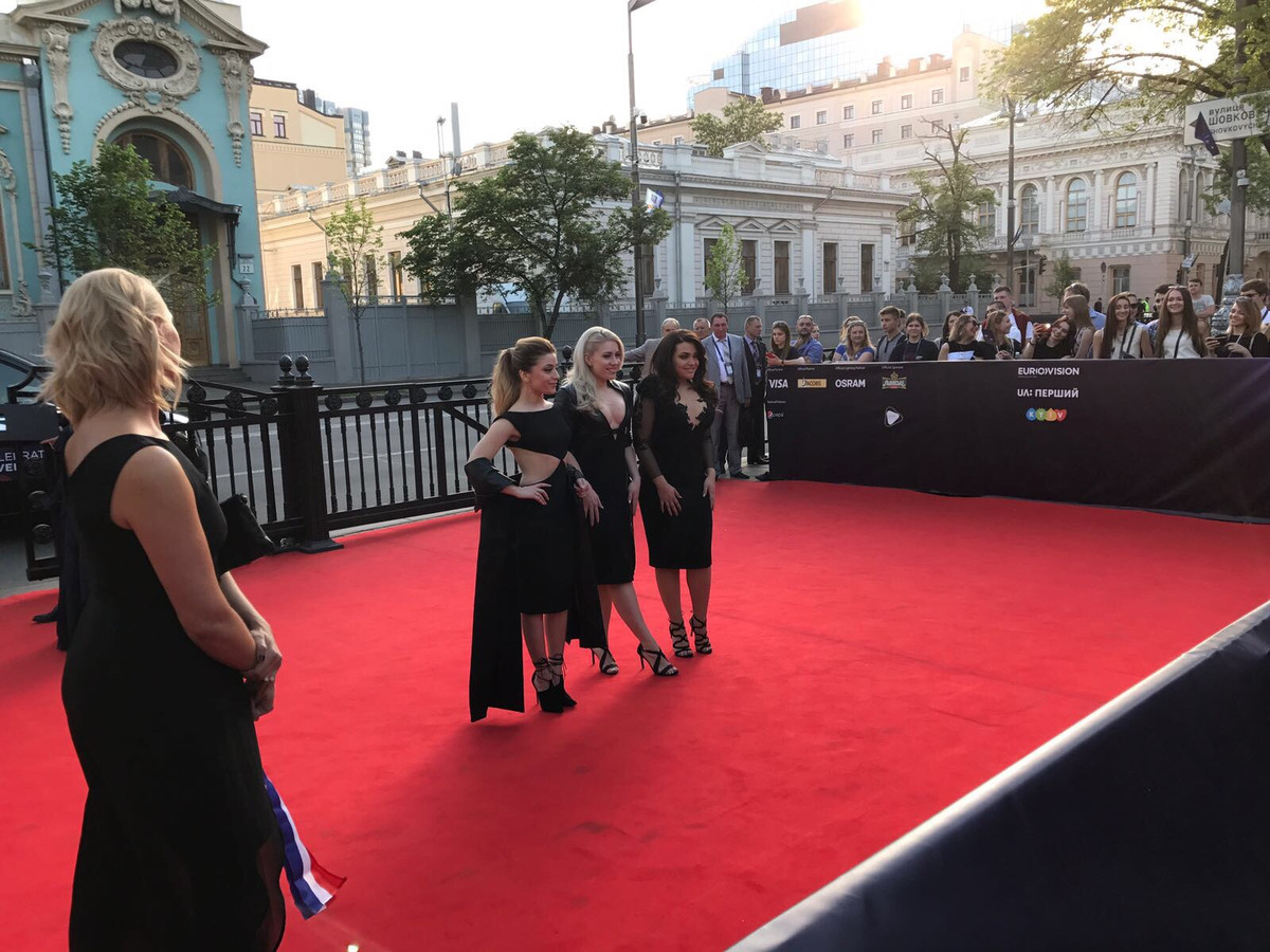 OG3NE straalt op langste rode loper ooit in geschiedenis festival ...