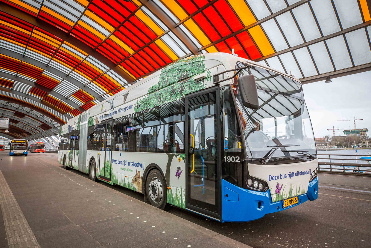 De eerste elektrische bussen rijden op lijn 22 | Het Parool