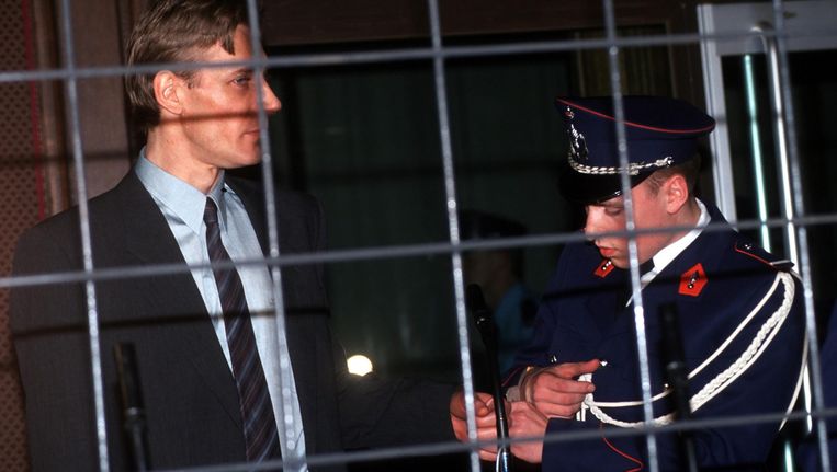 Stalen kooi Patrick Haemers te koop op veilingsite | Bizar | HLN