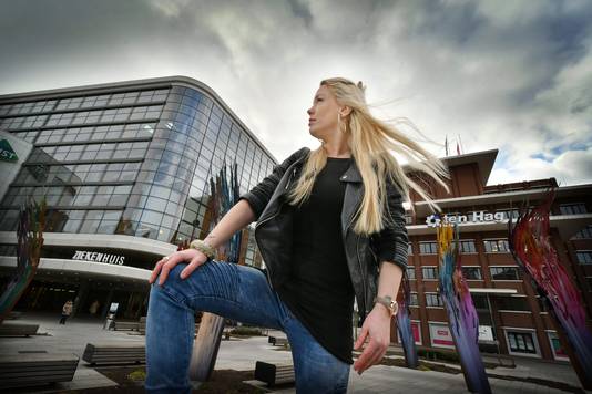 Rapper Queen P geeft Enschede een muzikaal cadeautje - Queen P