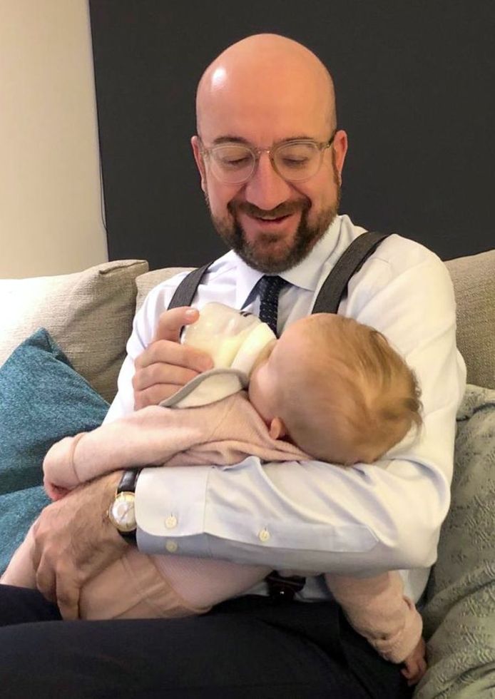Charles Michel, ce papa moderne: le biberon juste avant le baptême ...