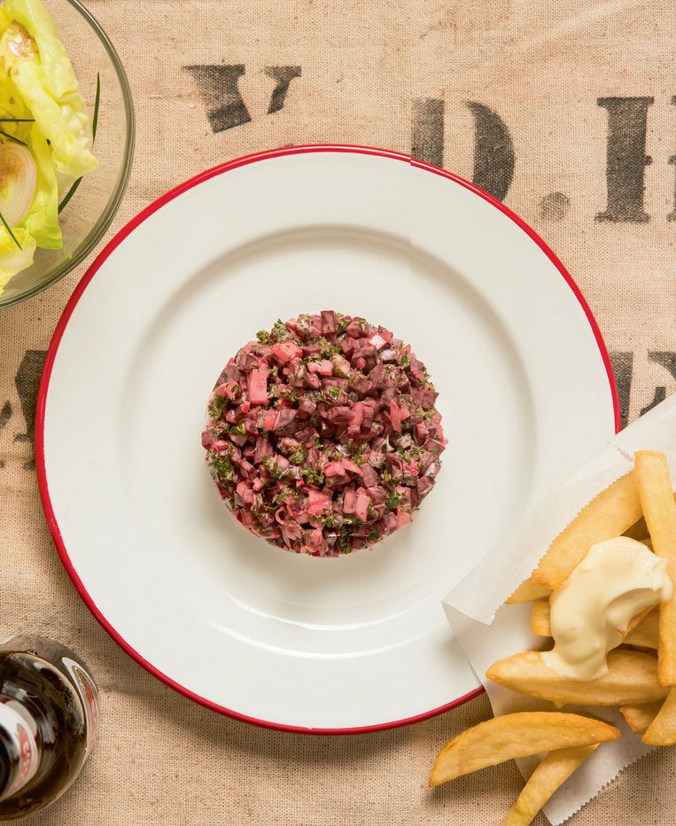 Jeroen Meus maakt tartaar van rode biet met frietjes en sla | Nina ...