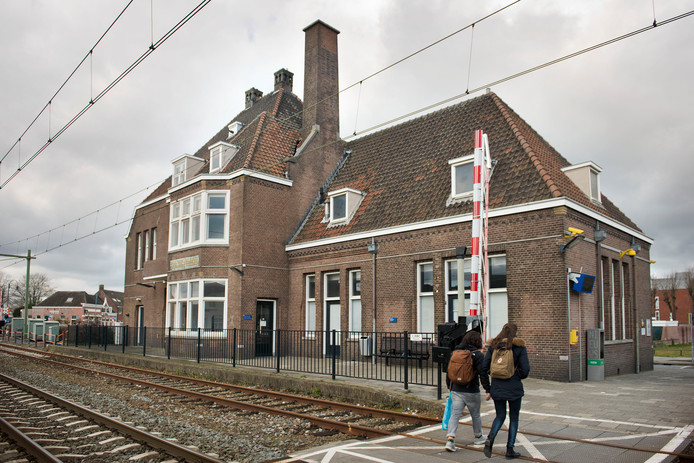 Directeur NS bezoekt vrijwilligers station Gilze-Rijen | Oosterhout ...