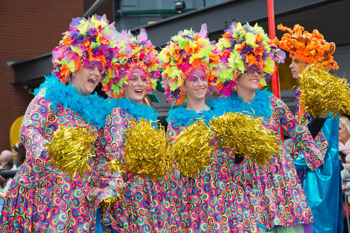 Optocht van loopgroepen tijdens carnaval in Deventer | Deventer ...