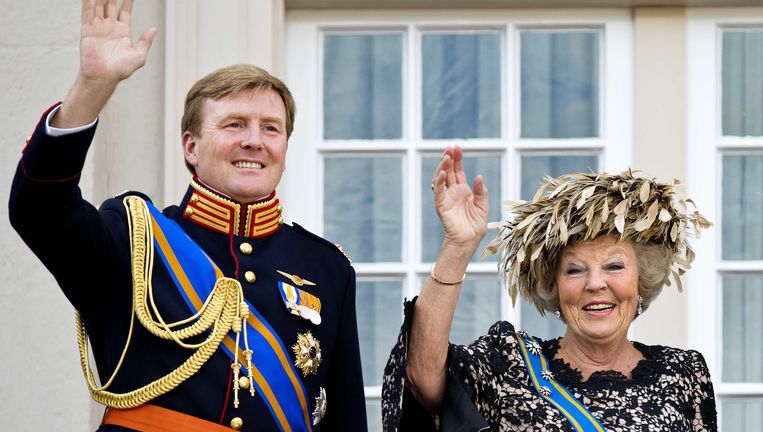 Teruglezen: koningin Beatrix kondigt aftreden aan | De Volkskrant