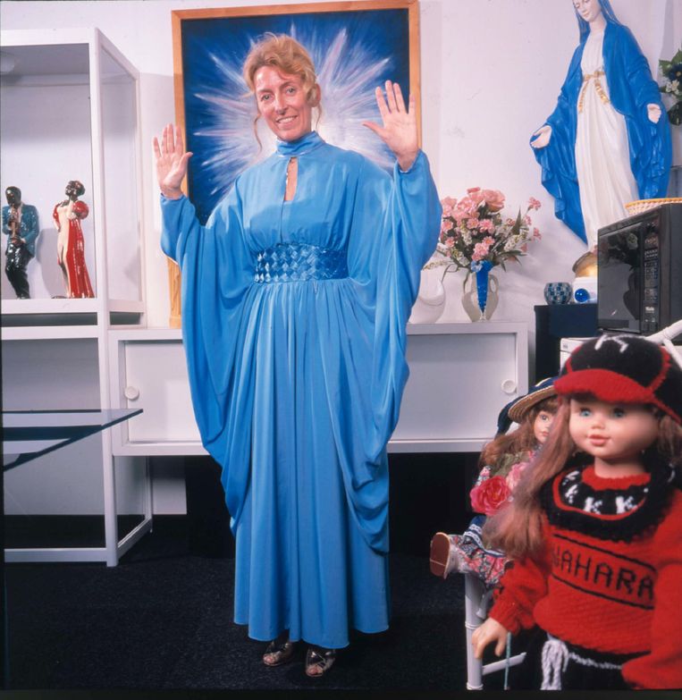 De ‘nonnenjurk’ is een ingetogen verademing tussen al het geglitter en ...