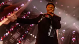 Wesley Presley brengt straf optreden vol humor - The Voice van Vlaanderen