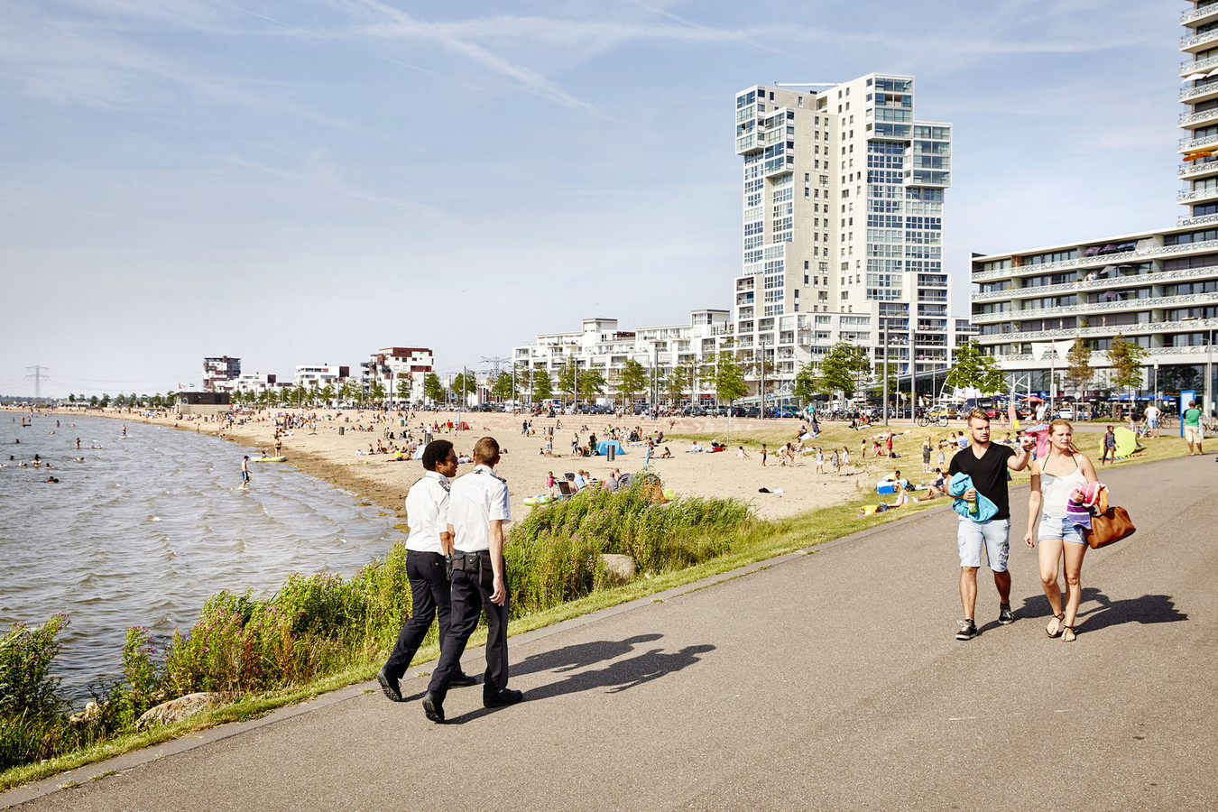 Extra terrassen bij strand in Nesselande | Foto | AD.nl