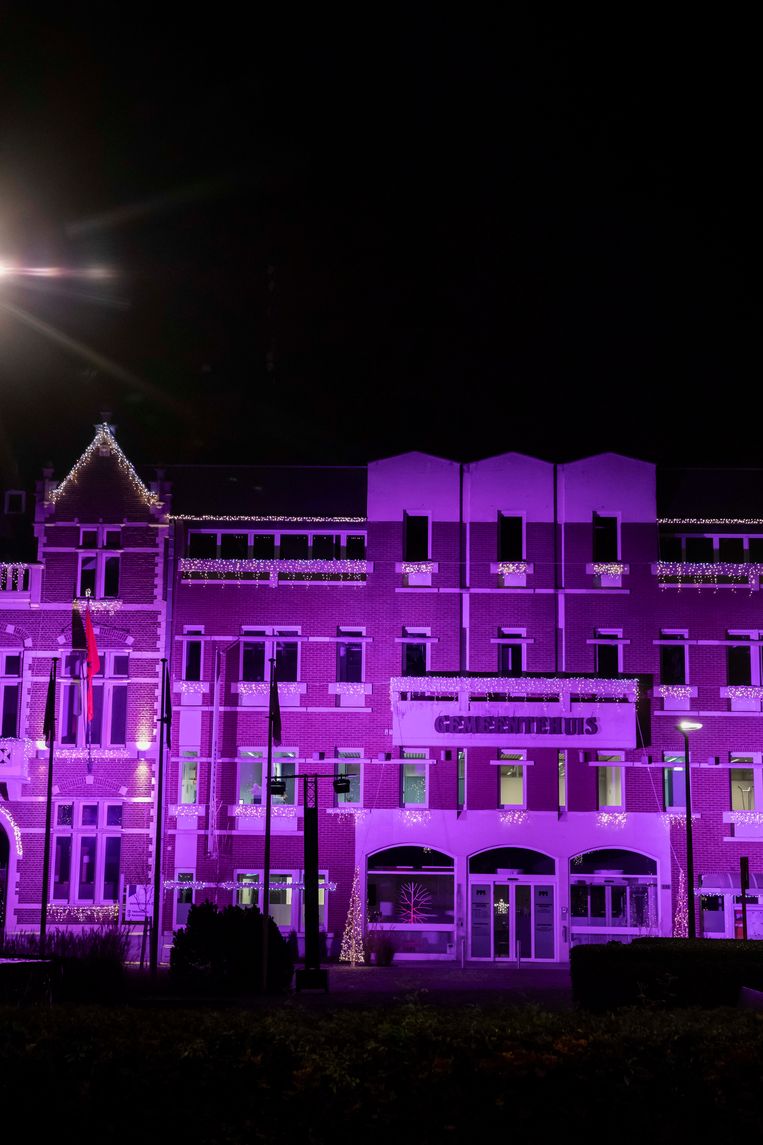 van-prachtig-tot-net-een-bordeel-kerstverlichting-aan-gemeentehuis