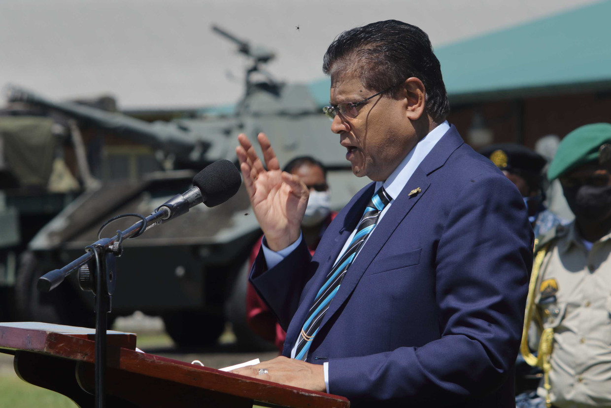 Onvrede in Suriname over benoeming familie Santokhi en Brunswijk | Trouw