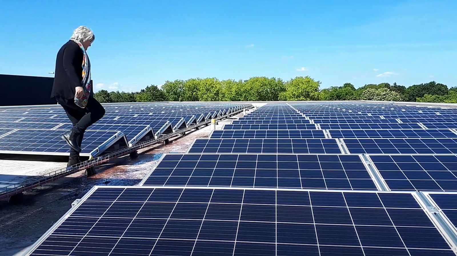 Zonnepanelen Op Dak Zorgen Voor Stroom Van Het Jtc Foto Bndestem Nl