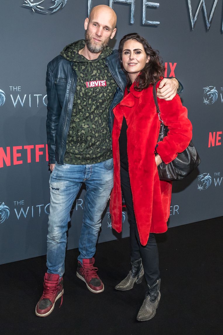 Een va et vient van sweaters, spijkerbroeken en sneakers op de rode ...