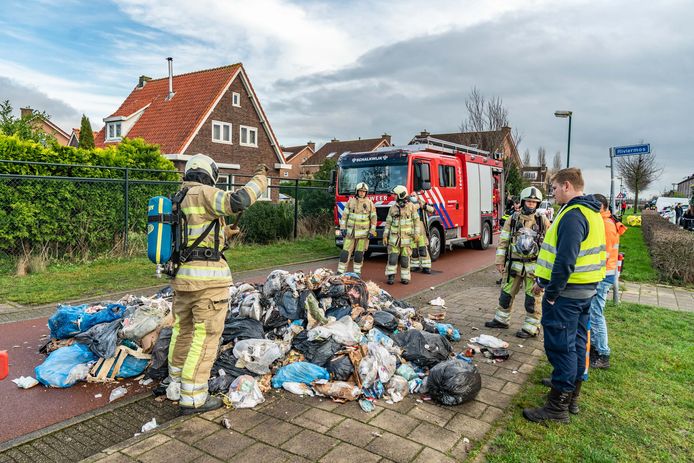 Vuilnismannen dumpen brandend afval op straat nadat vuilniswagen in de fik blijkt te staan ...