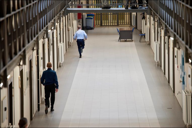 Gedetineerde mogelijk de keel overgesneden in cel gevangenis Sint ...