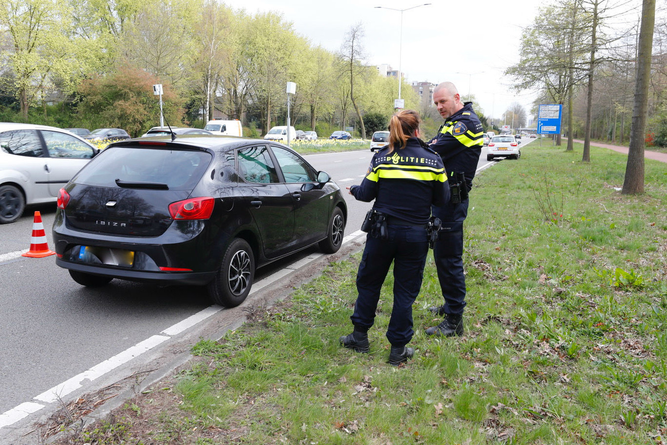 Twee mannen aangehouden met getrokken wapens in Eindhoven | Foto | AD.nl Twee mannen aangehouden met getrokken wapens in Eindhoven | Foto | AD.nl