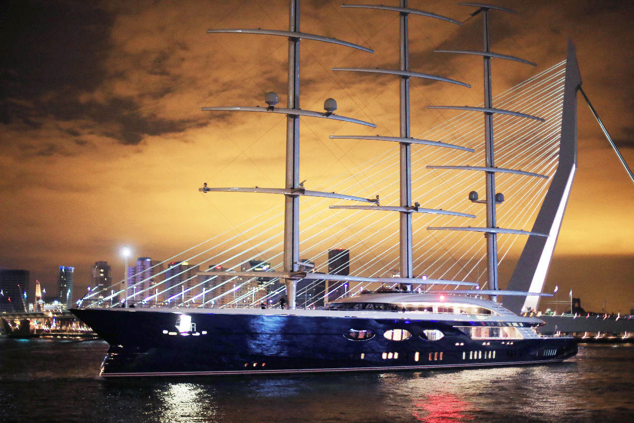 Mega-zeilschip Y712 komt aan in pikdonker Rotterdam | Foto | AD.nl