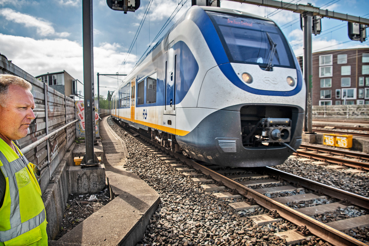 Zo voorkomt ProRail dat de treinrails kromtrekken door de hitte | De ...