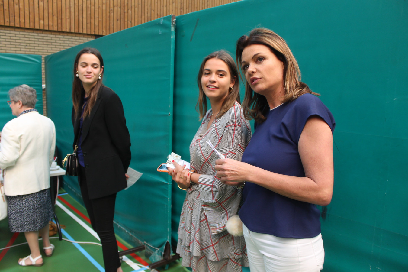 Goedele Liekens naar stembureau met dochters Céleste en Merel: “Mijn ...