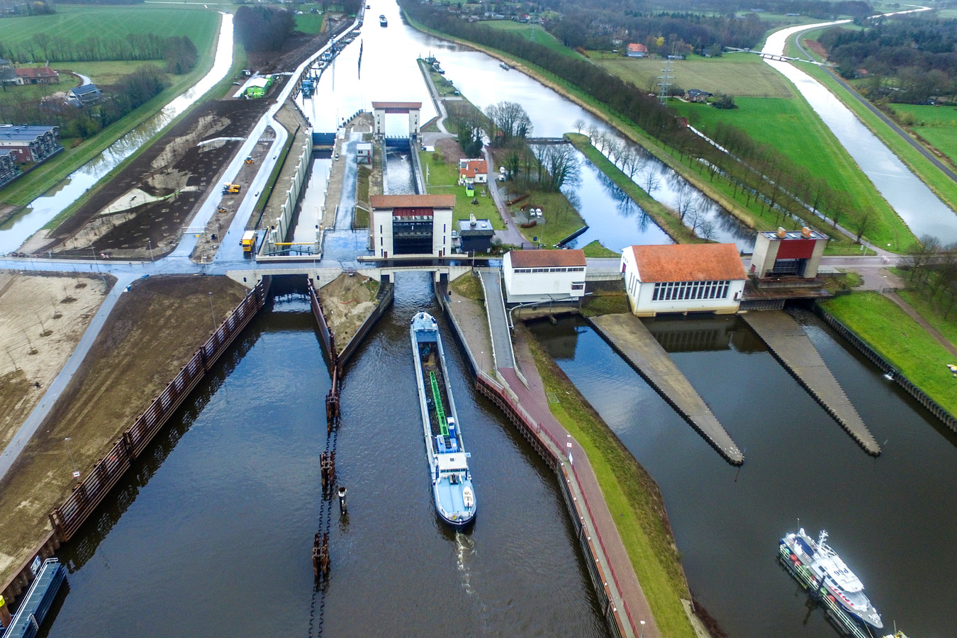 Dankzij nieuwe sluis bij Eefde kunnen zwaardere schepen naar Twentse ...