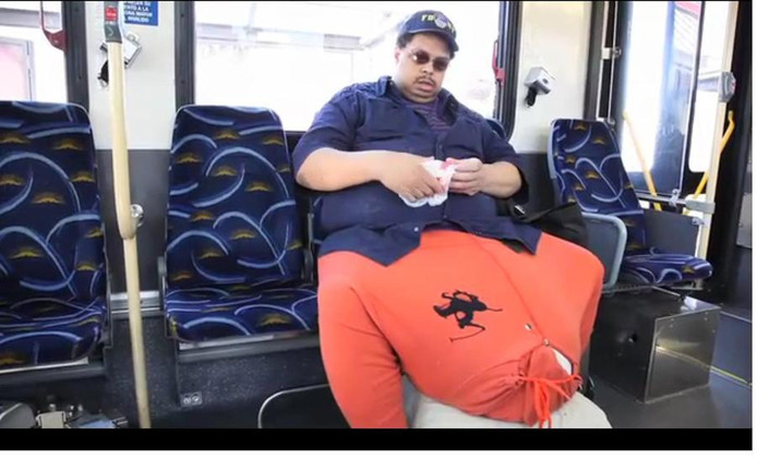 Man met scrotum van 50 kilo niet tevreden na operatie | Bizar | AD.nl