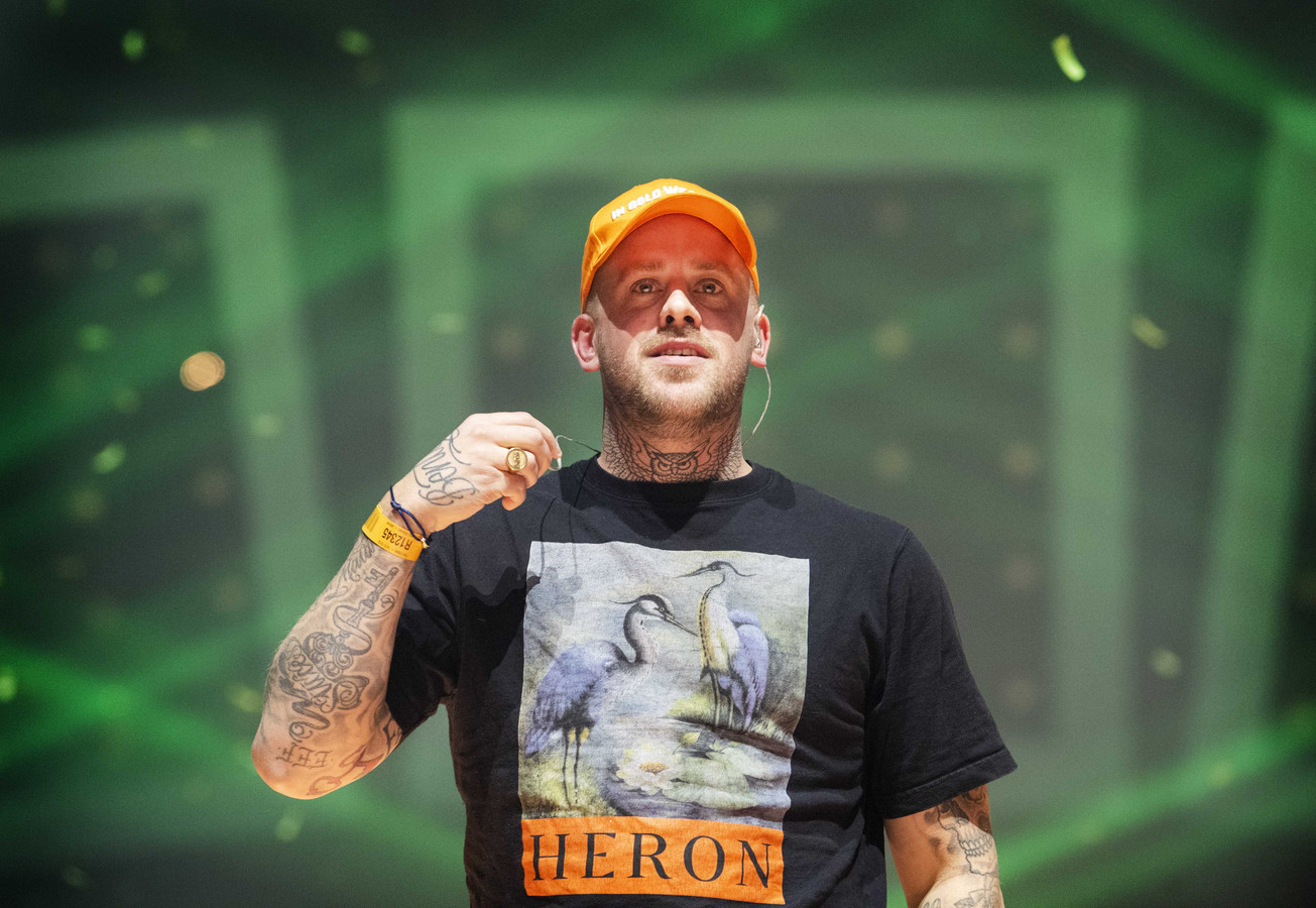 Crowdsurfende Jebroer duikt met salto het publiek in | Foto | hln.be