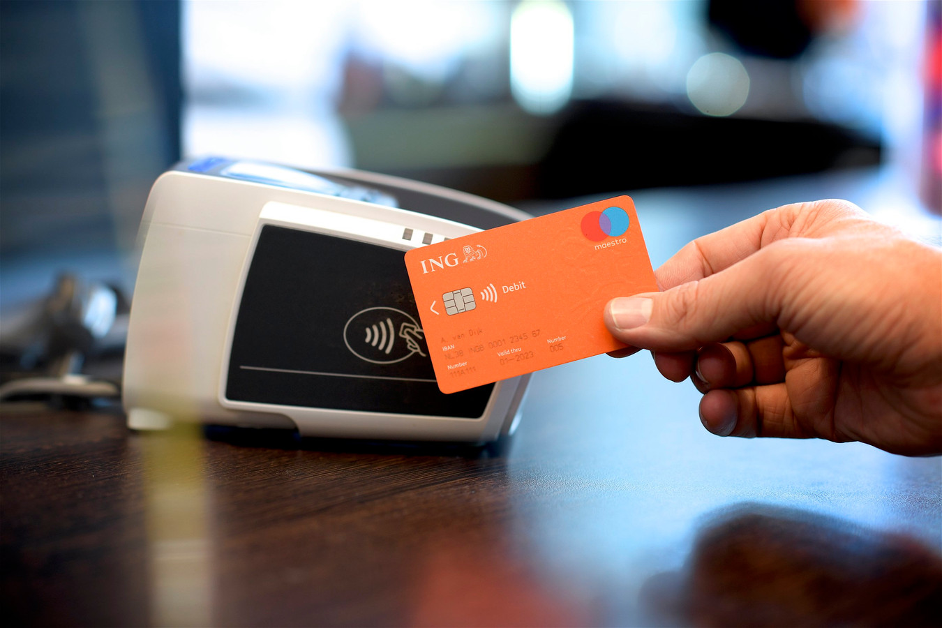 Nieuwe pinpas en creditcard voor 8 miljoen ING-klanten | Foto | AD.nl