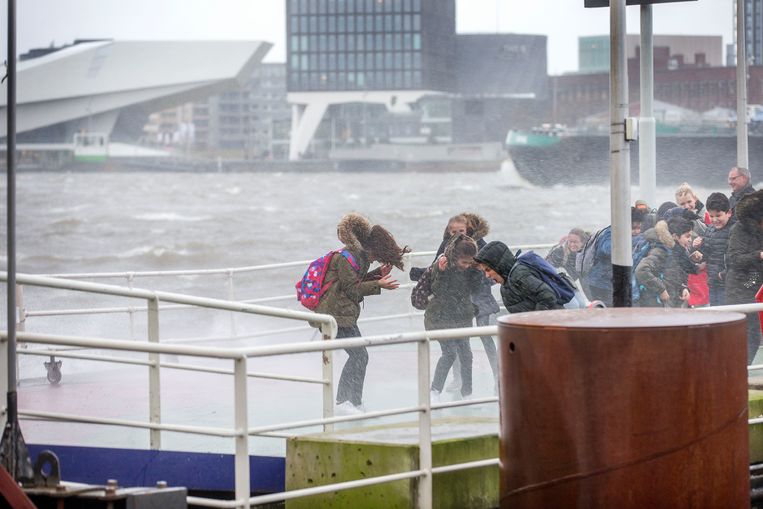 Opnieuw zware windstoten in Amsterdam, kans op hagel en onweer | Het Parool