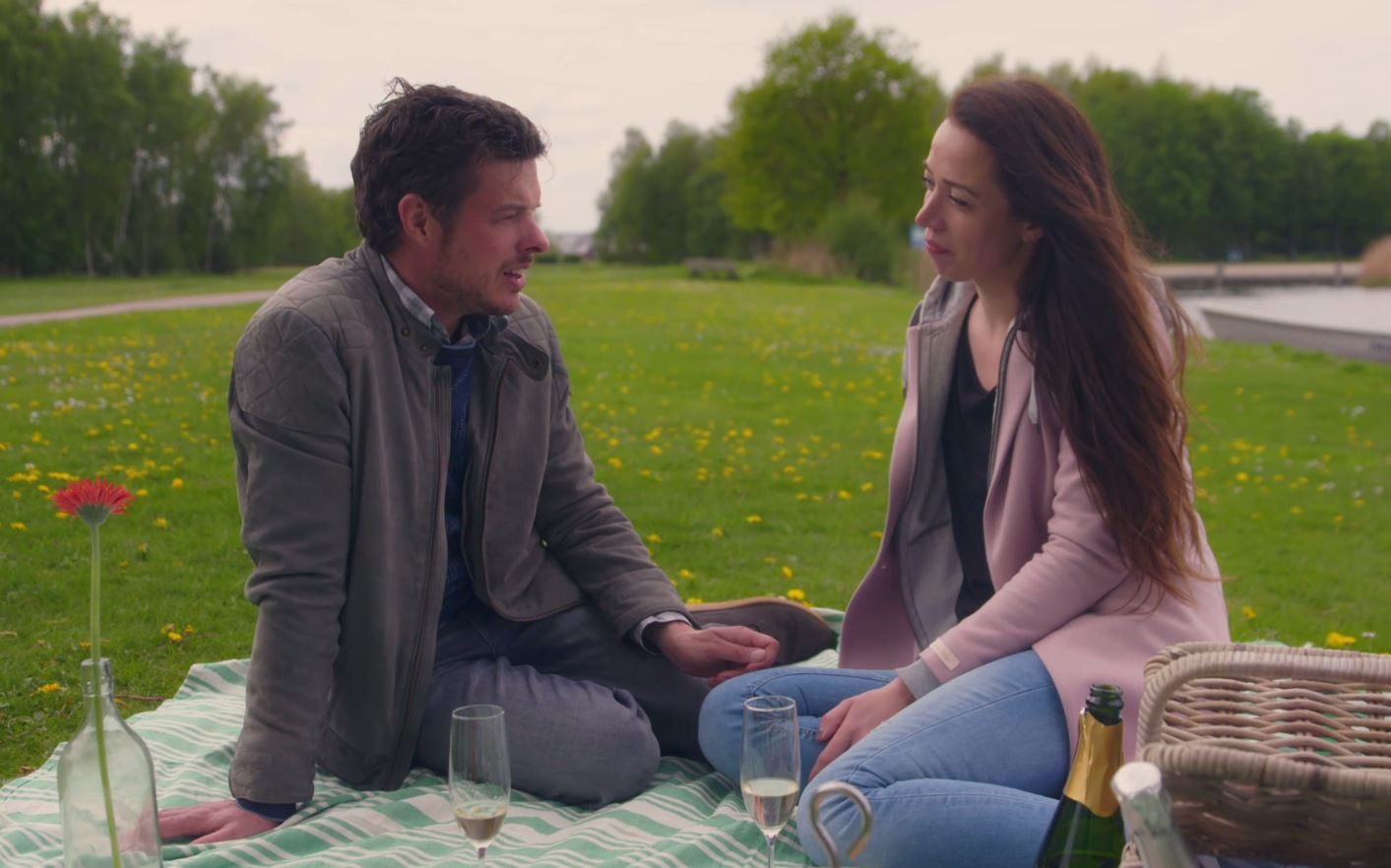 Filemon Wesselink bespreekt vreemdgaan met zijn nieuwe vriendin Ramona ...