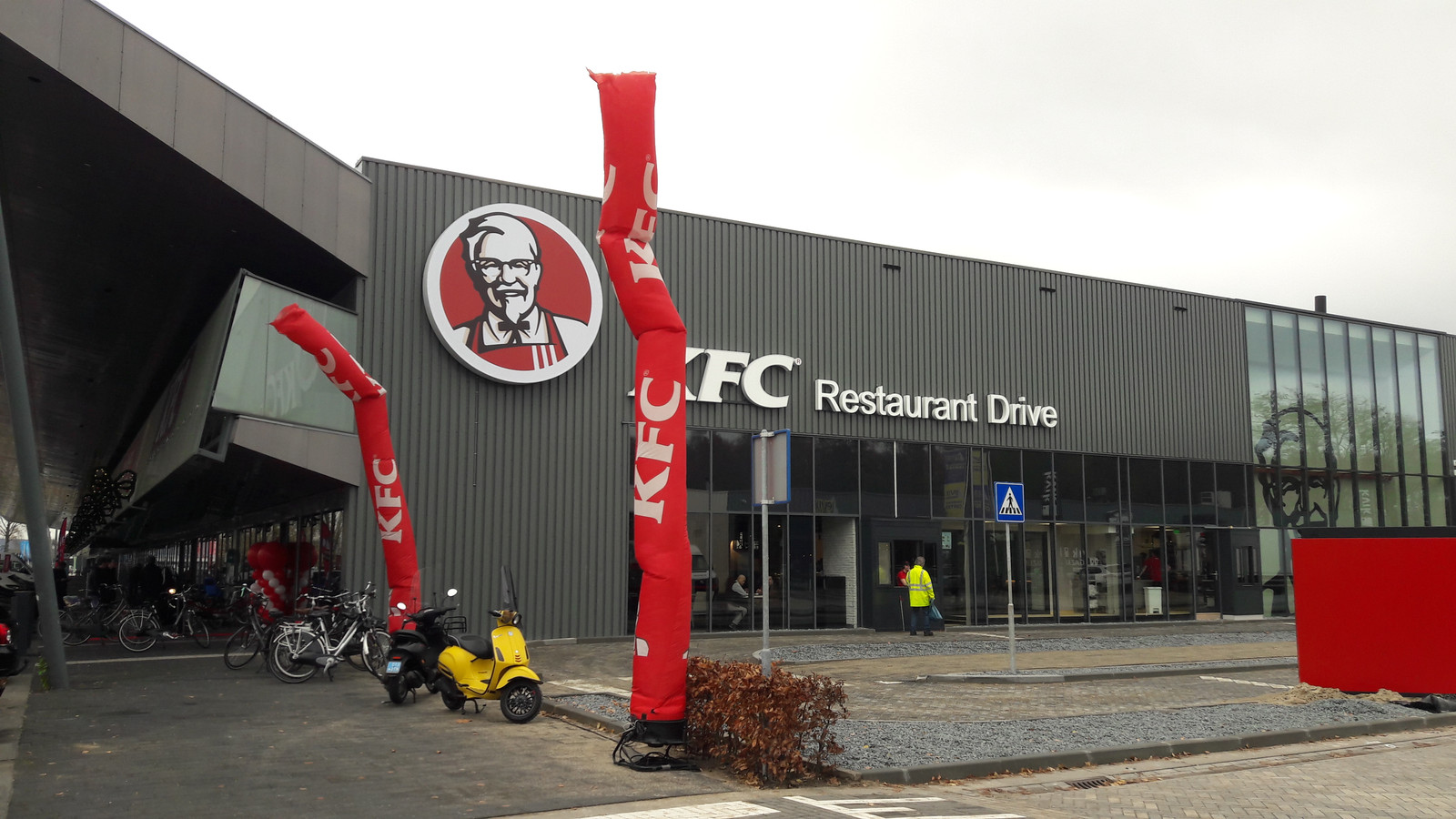 KFC open op Woonboulevard Den Bosch | Foto | bd.nl
