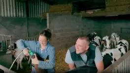 Krachtmeting tussen Jimmy en kalfjes in 'Boer zkt Vrouw' - Boer zkt vrouw