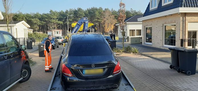 Politie doet inval op woonwagenkamp Zeist bij landelijk onderzoek naar wapenhandel | Utrecht | AD.nl