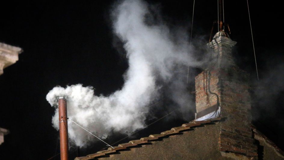 Witte rook; er is een nieuwe paus gekozen | TROUW