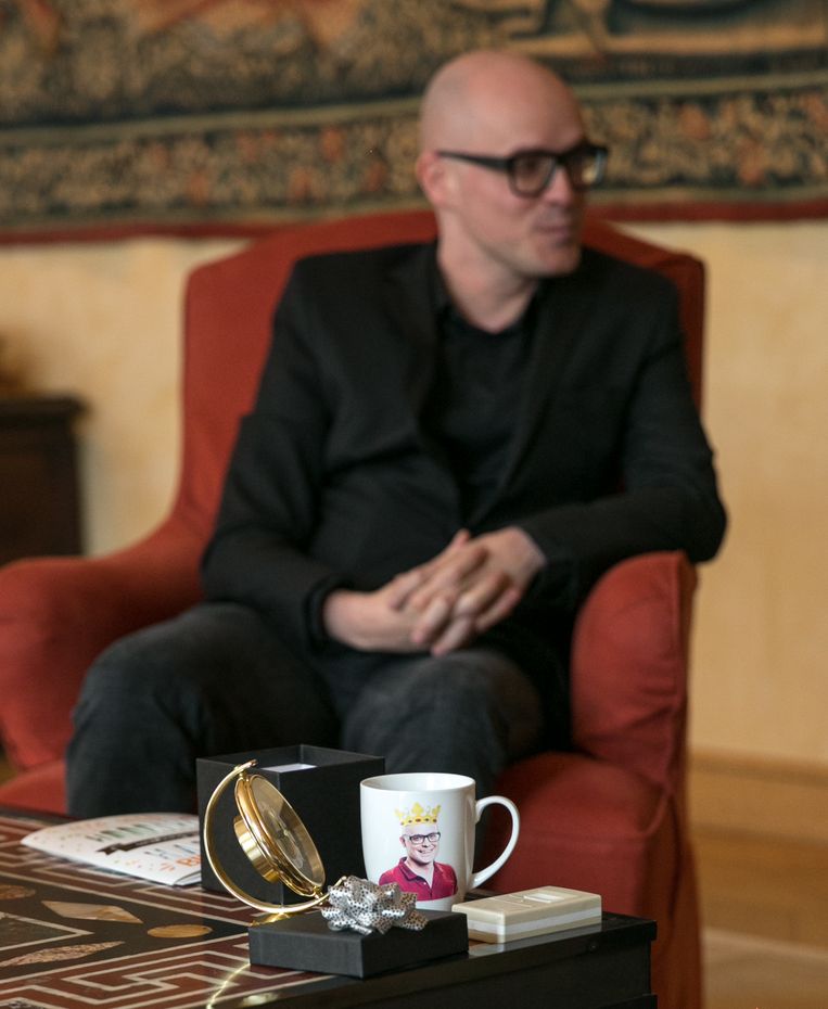 Zo zag je onze koning nog nooit: Filip tapt moppen met Philippe Geubels ...