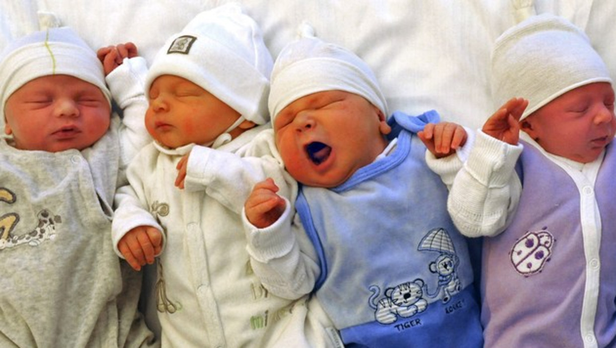 Vrouw baart 'extreem zeldzame' eeneiige vierling | Trouw