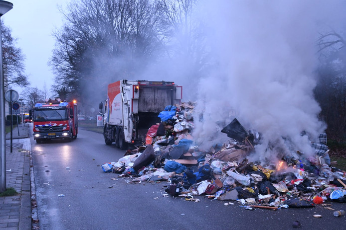 Brandend afval op straat in Enschede: weg afgesloten - Afvalgids