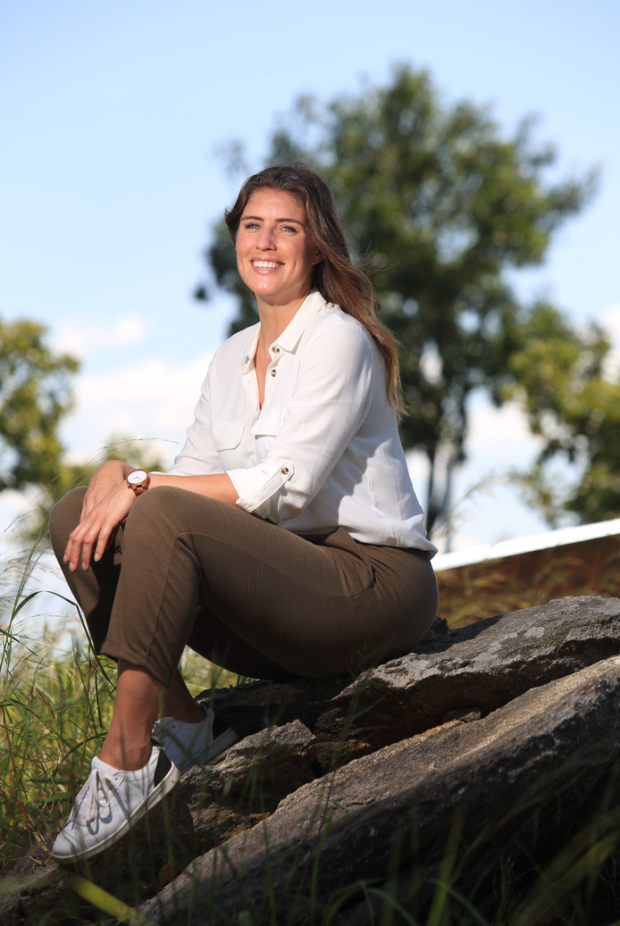 Radiopresentatrice Marieke Elsinga struikelt podium op in Oldenzaal ...