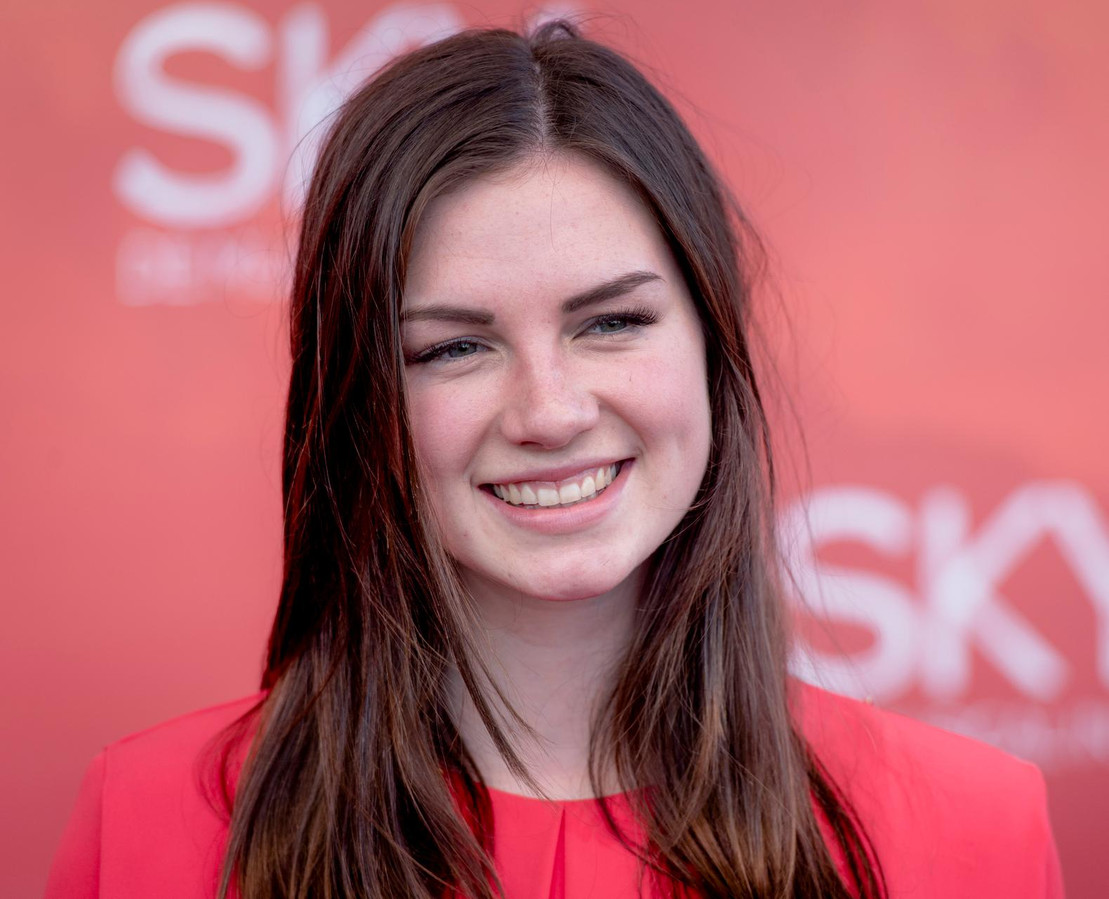 Maan zingt op podium in Maas bij Wereldhavendagen | Foto | AD.nl