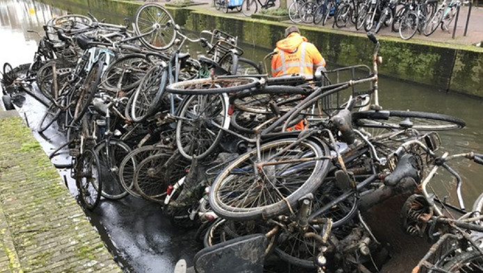 Fietsen in gracht hoort onlosmakelijk bij Delft | Delft | AD.nl