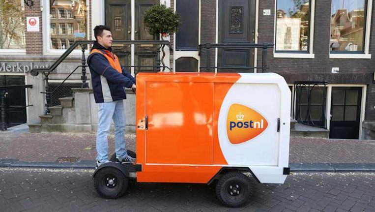 Elektrische postkar PostNL te water in Herengracht | Het Parool