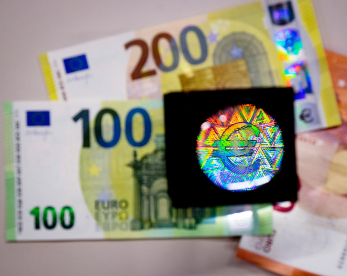 Zo zien de nieuwe briefjes van 100 en 200 euro eruit | Economie | AD.nl
