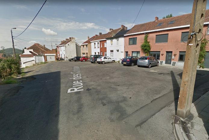 Un homme armé d'une machette tente de se faire tuer par la police à ...