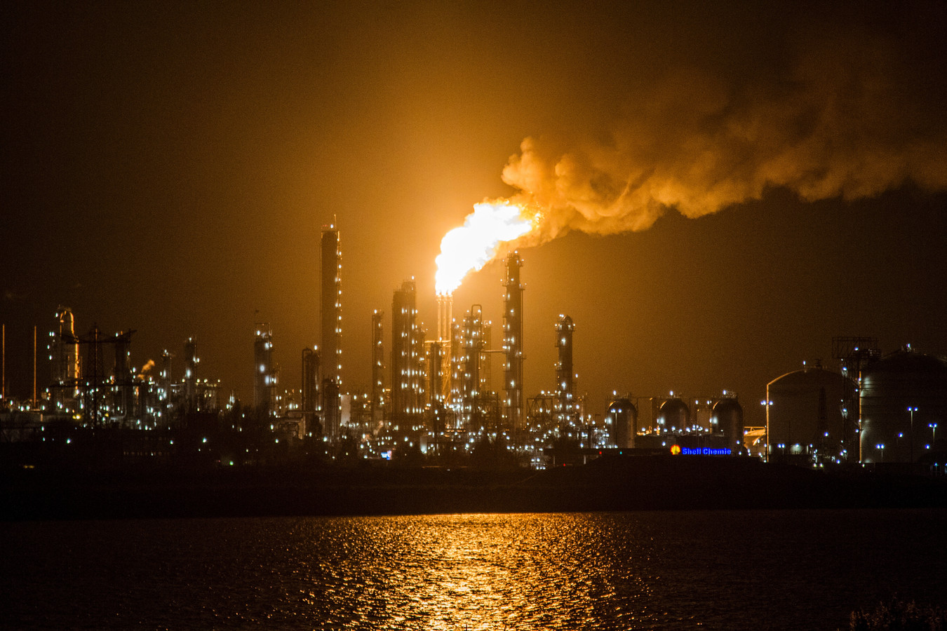 Brand Shell Moerdijk: oorzaak was losgekomen olieleiding | Foto ...