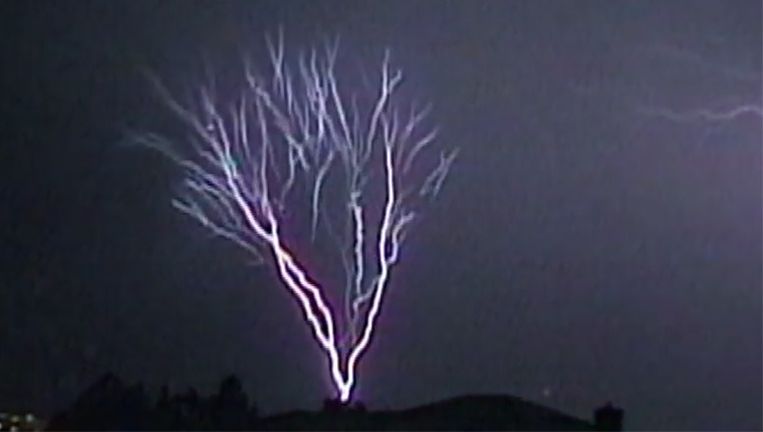 Bliksem kan ook naar boven inslaan | De Morgen