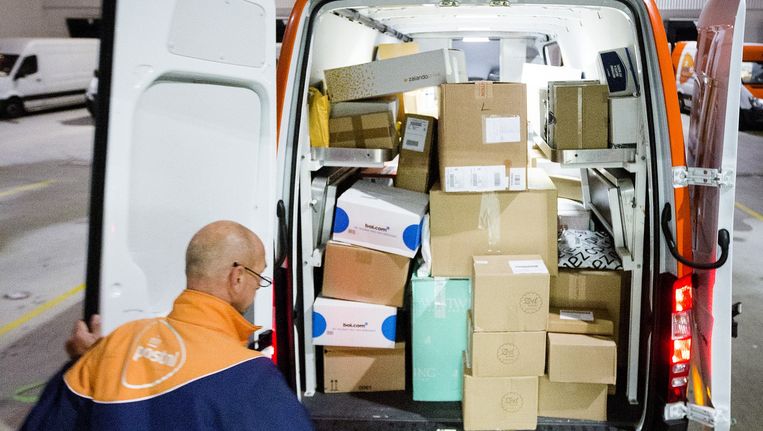 Alle nieuwe pakketbezorgers PostNL krijgen vast contract | De Volkskrant