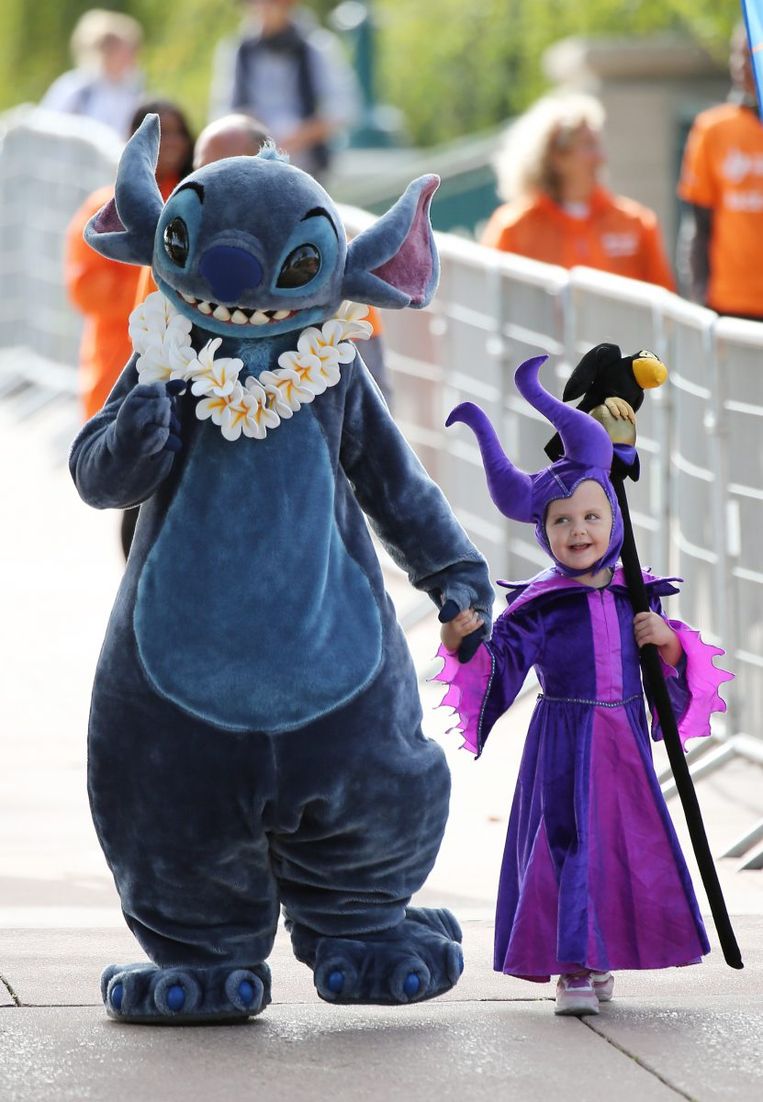 IN BEELD. 26.000 Disney-figuren lopen door Disneyland Paris | Showbizz ...