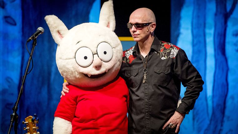 Paul van Loon schenkt eerste exemplaar boek aan museum | Het Parool