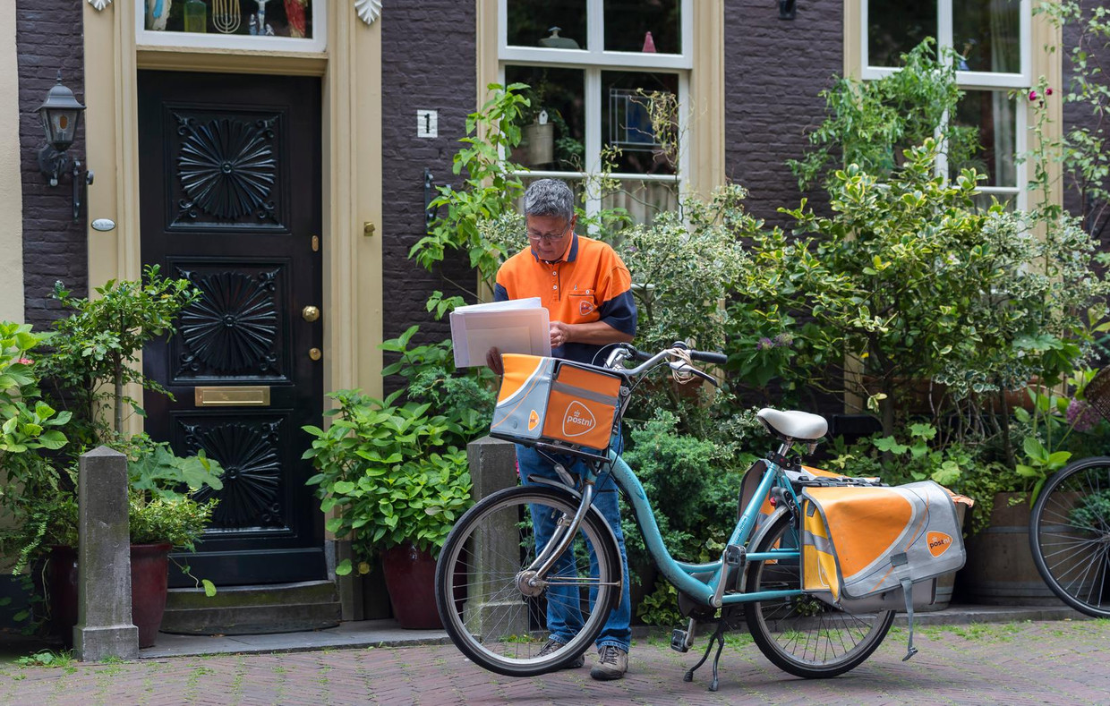 In de krimpende postmarkt blijft de toekomst van de postbode onzeker ...